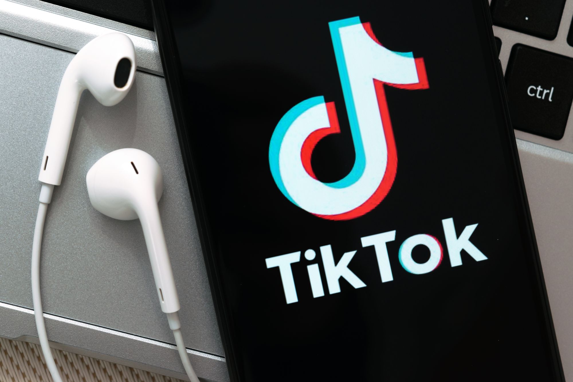How to Do a Viral Giveaway on Tiktok (The Best Way)